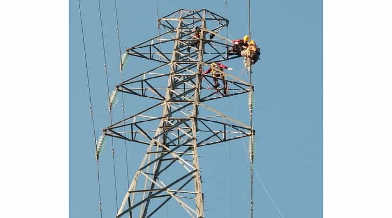 Tim PLN ULTG Kupang Mengganti Isolator pecah di Tower 108 dan Tower 122 ...